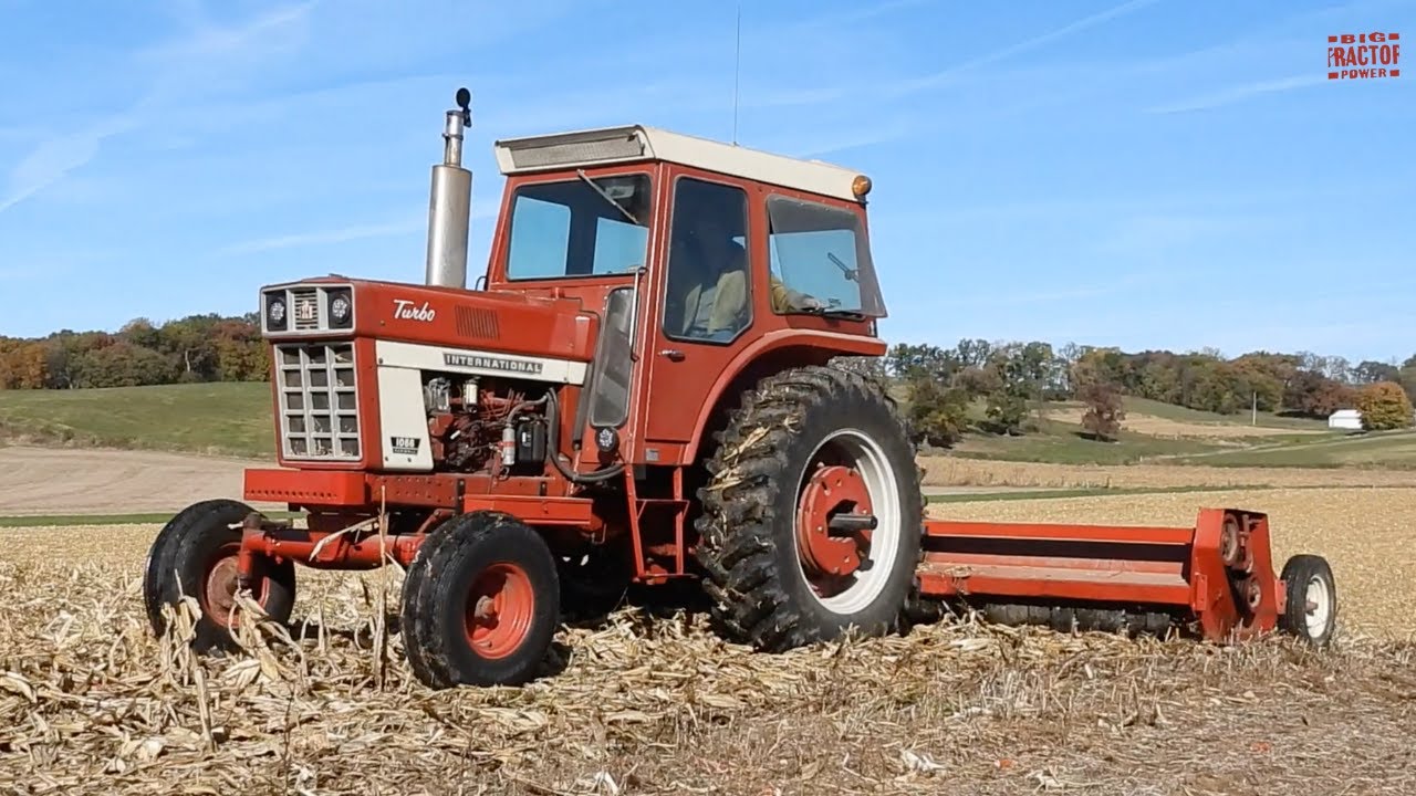 INTERNATIONAL 1066 Turbo Tractor Chopping Corn Stalks